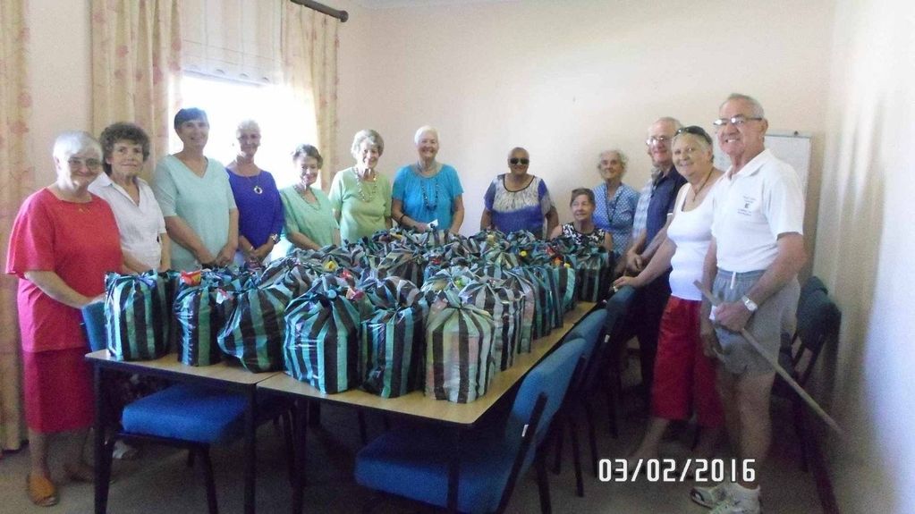 Uitdeel van donateur se kospakkies | Blogs | Louis Dubb